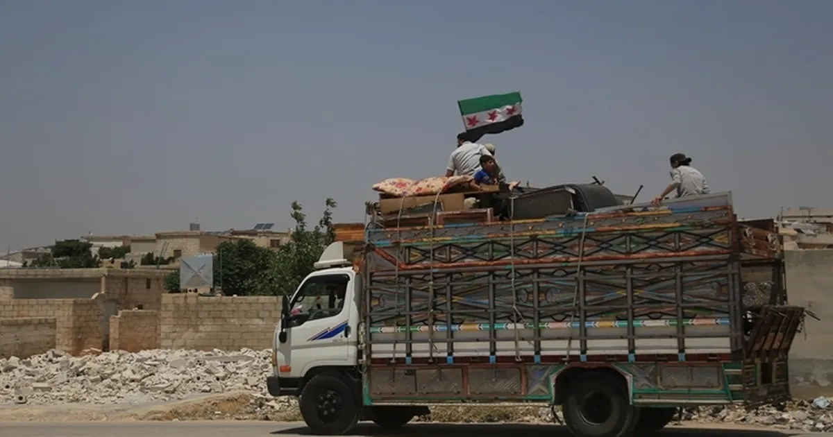 Suriye'de Esed rejiminin devrilmesiyle 3 milyondan fazla kişi evine ...